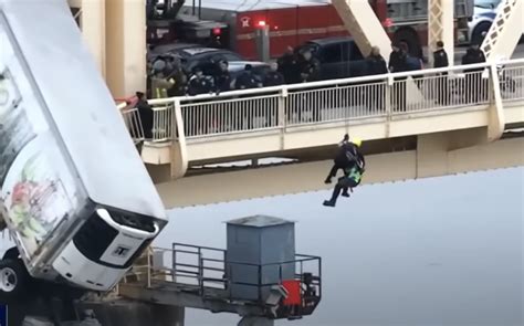 수백 미터 다리에 매달린 세미트럭 영화 같은 운전자 구출 작전