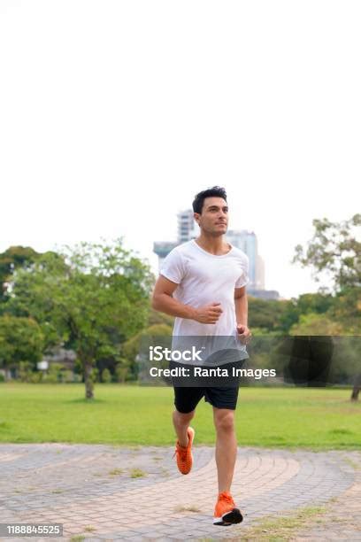 공원에서 조깅하는 젊은 잘 생긴 히스패닉 남자의 전신 샷 남자에 대한 스톡 사진 및 기타 이미지 남자 달리기 조깅 Istock
