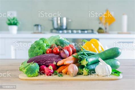 테이블 위에 야채가 있는 세련되고 현대적인 주방 가정용품이 있는 밝은 흰색 주방 건강한 생활 방식의 개념 0명에 대한 스톡 사진 및 기타 이미지 Istock