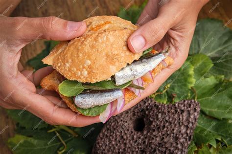 Manos Agarrando Un Sándwich De Cosecha Tradicional Foto Premium