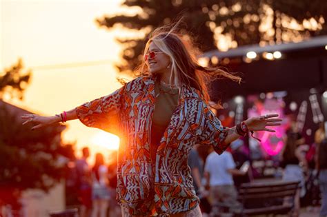 해질녘 야외 음악 축제에서 춤을 추며 즐거운 시간을 보내고 있는 행복한 여자 뮤직 페스티발에 대한 스톡 사진 및 기타 이미지 뮤직 페스티발 전통 페스티벌 춤 Istock