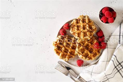 벨기에 와플은 초콜릿 소스와 라즈베리 플랫 레이로 마무리되며 과일에 대한 스톡 사진 및 기타 이미지 과일 달콤한 음식 디저트 토핑 Istock