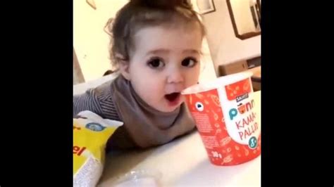 곱슬 작은 아름다움은 간식을보고 미소 너무 귀엽다 온라인 시청 Wetv