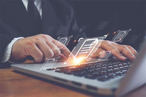 문서 아이콘과 노트북 컴퓨터 온라인 문서 데이터베이스 및 문서 관리 시스템 개념에 입력과 손 파일을 효율적으로 관리하기 위한 프로세스 자동화 가상현실에 대한 스톡 사진 및