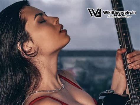 Larissa Liveir Wiki Bio Age Guitarist Boyfriend Nationality Net Worth