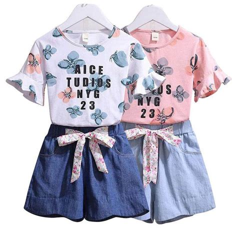 เสื้อผ้าเด็กแฟชั่น2ชิ้น เสื้อยืดพิมพ์ลายดอกไม้ตัวอักษร กางเกงขาสั้นติดโบว์ชุดฤดูร้อนสำหรับเด็ก
