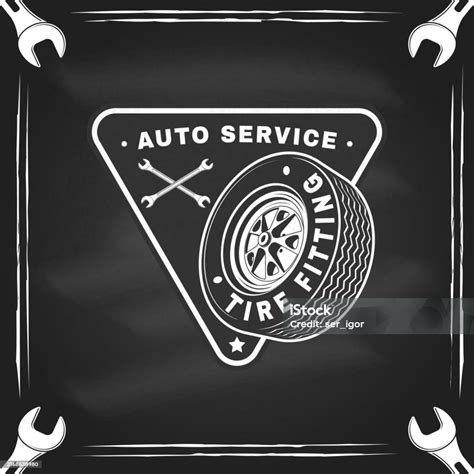 자동 서비스 로고 상징 칠판에 배지 타이어 피팅 벡터 서비스 자동차 수리 복원 및 자동차 클럽 디자인 요소 복고풍에 대한 스톡