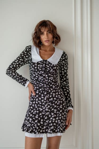 Чарівна жіноча сукня довжини міні у квітковий принт з білим комірцем на ґудзиках Milirud Emma