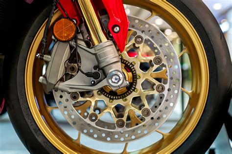 스포츠 오토바이의 근접 촬영 타이어와 접시 굽기 배경에서 소프트 포커스와 빛을 통해 거리에 대한 스톡 사진 및 기타 이미지 Istock