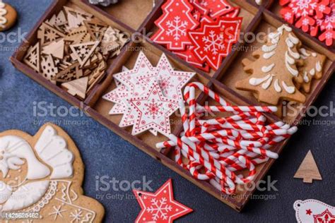 진저 브레드 쿠키 크리스마스 장난감 소나무 콘 및 향신료로 크리스마스 구성 0명에 대한 스톡 사진 및 기타 이미지 0명