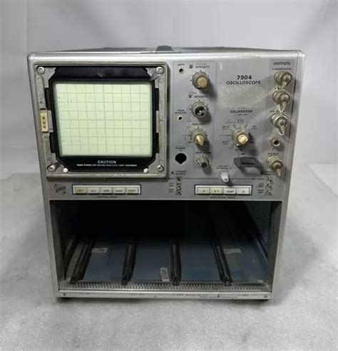 Tektronix 7904 ~ Oscilloscope 500 Mhz ~ Mainframe Pas De Plug Ins