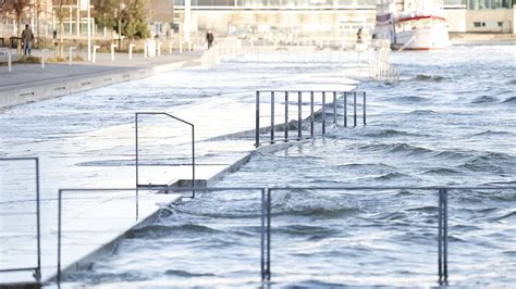 Lukker Sluse For At Forhindre Vand I At Oversvømme Aarhus Tv2 Østjylland