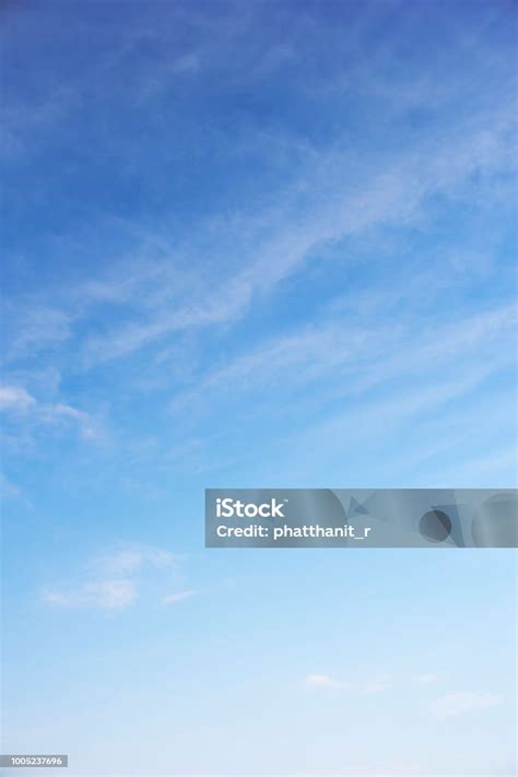 푸른 하늘 배경과 흰 구름 소프트 포커스 그리고 공간 복사 0명에 대한 스톡 사진 및 기타 이미지 0명 구름 기후 묘사 Istock