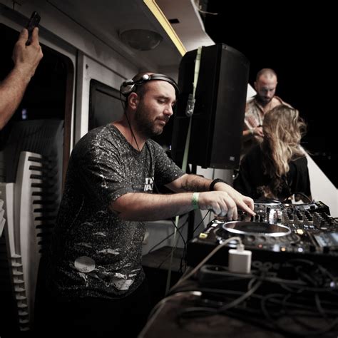 Simon Carr · Artist Profile