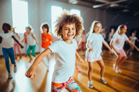 Grupo De Crianças Sorridente De 713 Anos De Idade Desfrutando De Dança