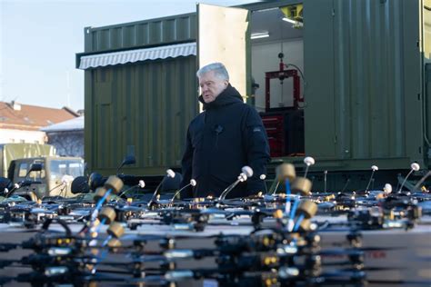 Порошенко знову повіз дрони і техніку на фронт зараз немає нічого важливішого ніж допомога ЗСУ