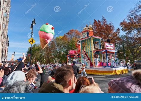 Ice Cream Cone Balloon at the Thanksgiving Parade in NYC Editorial ...