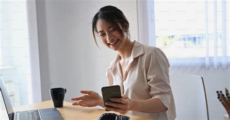 사무실에서 친구들과 스마트폰으로 영상 통화를 하는 쾌활한 젊은 사업가 사진 Unsplash의 태국 이미지