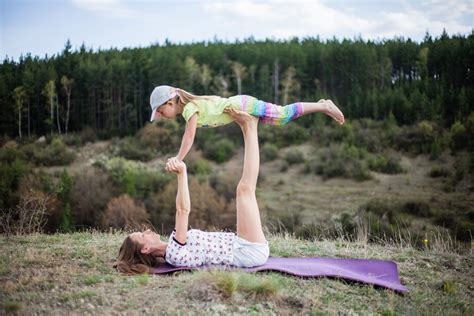 가족 본딩 건강 건강한 생활 고요한 환경 균형 낮 녹지 누워 있는 누워있는 다리 단란함 들어올리다 마음가짐