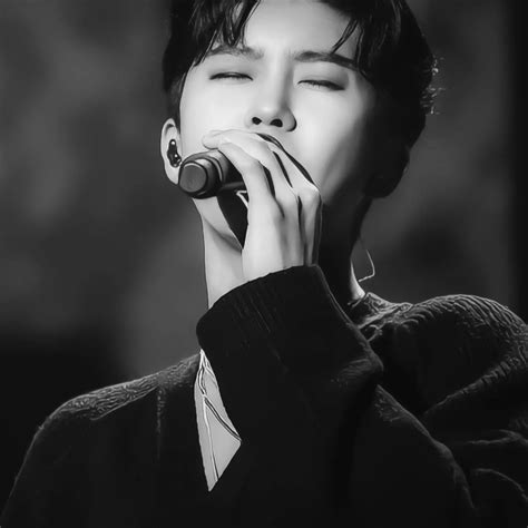 어디서 태어났으까 보기도 아깝다구~ 맨난 집에서 유튜브 노래틀어놓고 아이고 우리강아지 사진보면서 뽀뽀를 한다니까 아니