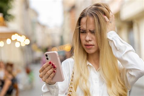 놀란 젊은 여성이 스마트폰을 잃고 나쁜 소식 재산을 잃고 도시 거리에서 야외에서 실패한다 20 24세에 대한 스톡 사진 및 기타 이미지 Istock