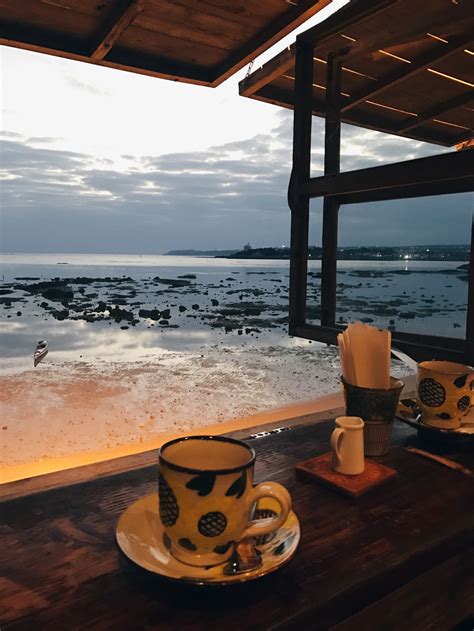 해가 지는 해변의 카페