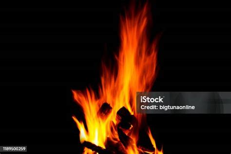 검은 색 배경에 격리 된 화재 텍스처 검은 배경에 불꽃 화재 패턴 공간 전체에 걸쳐 불꽃의 질감 붉은 불꽃이 가까이에 있습니다 화재의 불꽃과 배경 가연성에 대한 스톡 사진