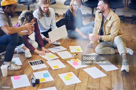 브레인 스토밍 세션 작업 및 표시 노트를 구성 하는 프로젝트에 대 한 성공적인 개념을 선택 하는 동안 솔루션을 제작 하는 동안