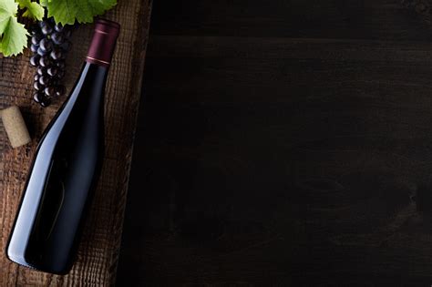 레드 와인 코르크 포도 포도 잎 의 병 검은 색 배경입니다 텍스트의 공간을 복사합니다 맨 위 보기 0명에 대한 스톡 사진 및 기타 이미지 Istock