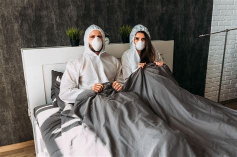Corona Aktuell Experten Empfehlen Eine Maske Beim Sex Brigittede
