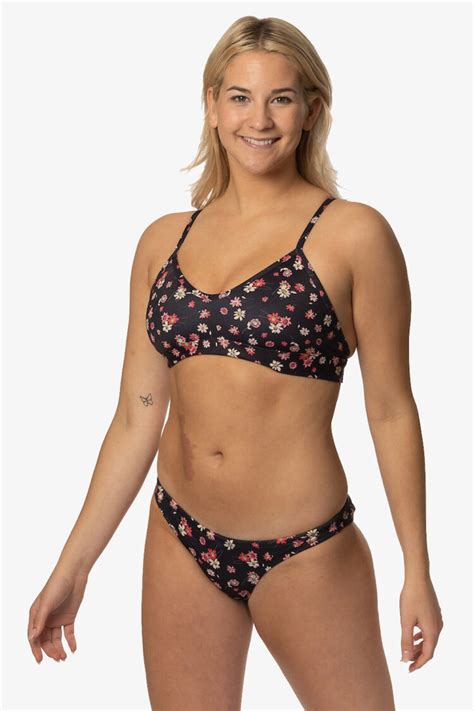 Hot Sexy Brenna Blair Bikini Pics