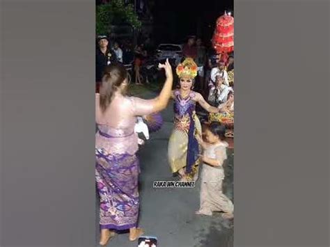 JOGED BUMBUNG UPACARA ADAT NELU BULANIN - YouTube