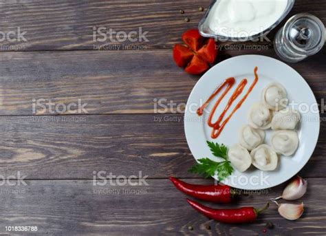 전통적인 러시아만 두 라비 올 리 빨간 소스와 파 슬 리와 흰 접시에 Pelmeni 어두운 나무 배경입니다 최고의 볼 수 있습니다 공간 복사 검은색에 대한 스톡 사진 및
