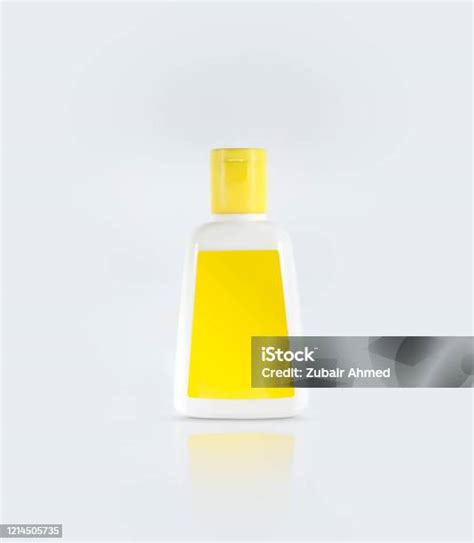 흰색 배경에 분리 된 투명 한 펌프 병에 명확한 손 소독제 손 소독제는 세균 박테리아 및 바이러스를 죽이는 데 사용되며 그 중 일부는 H1n1 독감이나 돼지 독감을 일으킬