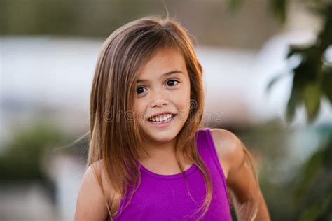 Glückliches Und Lächelndes Braunes Behaartes Mädchen Stockfoto Bild von freundlich asiatisch