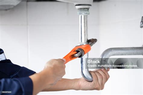 화장실에서 직장에서 배관공 배관 수리 서비스 조립 및 설치 개념 개념에 대한 스톡 사진 및 기타 이미지 개념 개수대 건물 외관 Istock