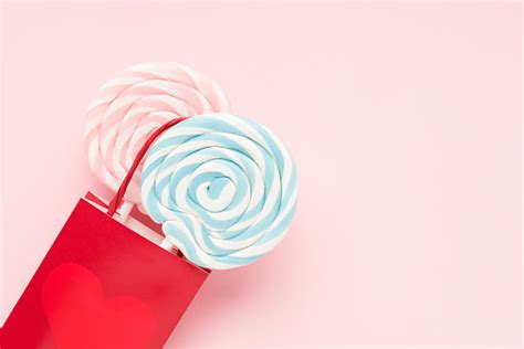 분홍색 배경에 두 개의 롤리팝이 있는 빨간 선물 가방 배달 및 쇼핑 개념 복사 공간 가방에 대한 스톡 사진 및 기타 이미지 가방 개념 건강에 좋지 않은 음식 Istock