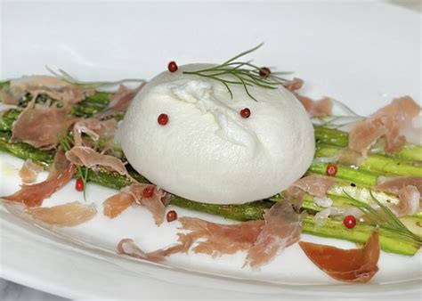 아스파라거스 버터구이를 곁들인 부라타치즈 프로슈토 요리