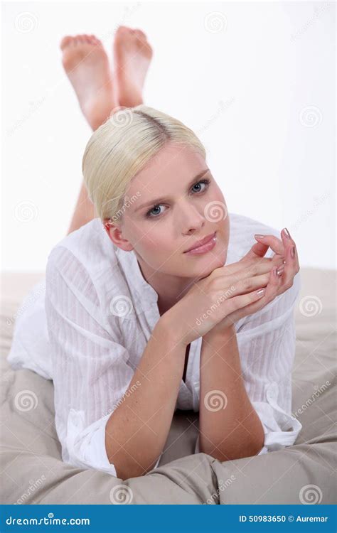 Frau Die Auf Einem Bett Liegt Stockfoto Bild Von Leute Blond 50983650