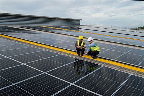 엔지니어 유지 보수 태양 전지판 엔지니어링 서비스 및 옥상 설치 태양 전지 확인 공장에 건물을 설치하는 광전지 엔지니어 전기 기술자는 옥상에서 시스템 태양 에너지를