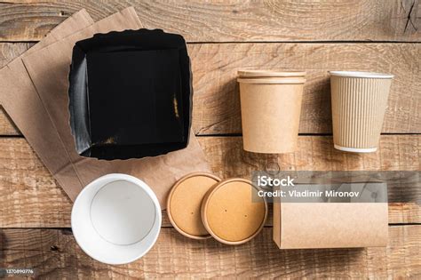 일회용 종이 식기 종이 컵 접시 가방 패스트 푸드 용기 및 칼붙이의 친환경 재활용 세트 나무 배경 맨 위 보기입니다 복사 공간 0에 대한 스톡 사진 및 기타 이미지 Istock