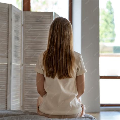 침대에 앉아 있는 뒷모습 불안한 여자 무료 사진
