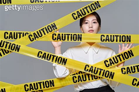 경계선 경고표시 심볼 노랑색 금지 격리 여성 불편함 어두운표정 번아웃증후군 스트레스 이미지 Jv13032004 게티이미지뱅크