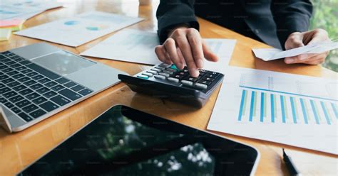 재정 절약 경제 및 투자 개념 회계사 또는 은행가는 계산기를 사용합니다 사진 Unsplash의 투자 이미지