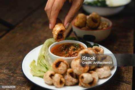 바삭한 돼지고기와 칠리 페이스트 야채를 접시에 담아 태국 북부 음식 고기에 대한 스톡 사진 및 기타 이미지 고기 구이 굽기 Istock