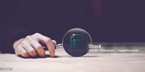 돋보기를 들고 있는 회계사 체크리스트로 문서 감사 개념 품질 평가 표시 비즈니스 문서 평가 프로세스 계획 검토 및 정확성 평가 프로세스 복종에 대한 스톡 사진 및 기타