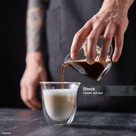 남자의 손 검은 나무 테이블에 우유 한 잔에 커피를 따른다 카푸치노 준비입니다 문신에 대한 스톡 사진 및 기타 이미지 문신 커피 마실 것 각얼음 Istock