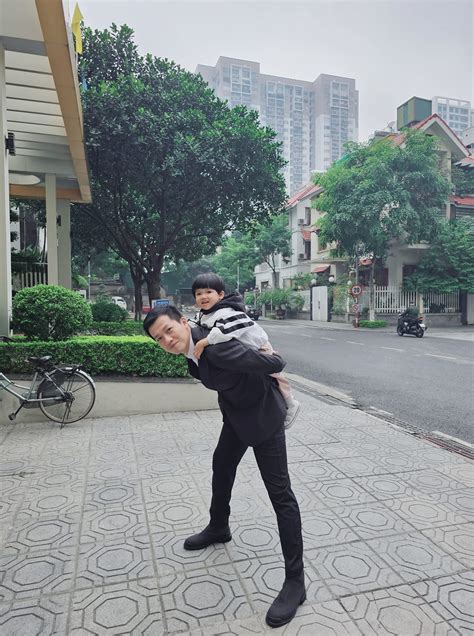 Nhóc tì cực bảnh bao là con trai của MC VTV nổi tiếng có bố thế này bảo sao con hài hước đáng yêu