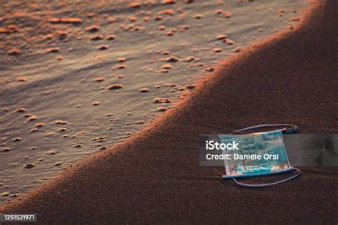 해변의 해안에 버려진 마스크의 개념적 풍경 코로나바이러스 코비드19에 의해 보존 및 안전 유지 0명에 대한 스톡 사진 및 기타 이미지 Istock