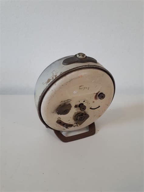 Bekijk Antieke Wekker Kienzle Klokje Werkend Op Reliving